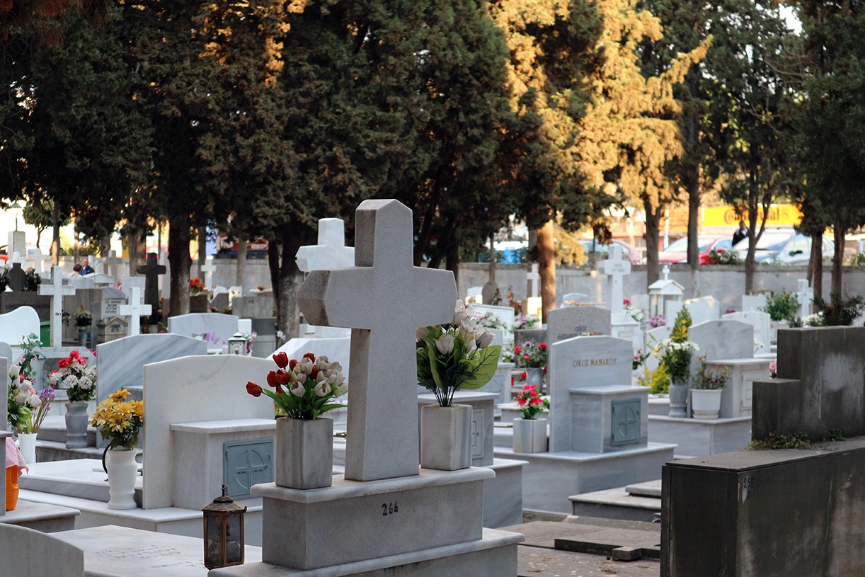 Έκλεψε 38... καντήλια από το νεκροταφείο του Ερατεινού Καβάλας ...
