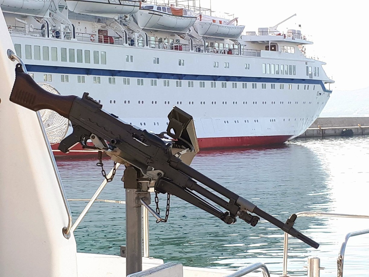 Golden Iris: Κατέπλευσε στο «Απόστολος Παύλος» κάτω από αυστηρά μέτρα ...