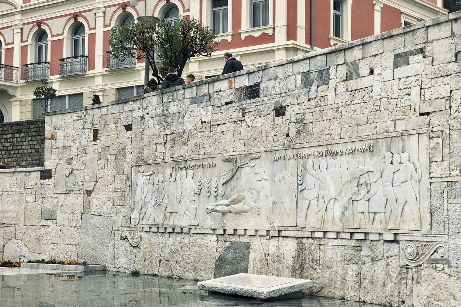 Πέθανε ο γλύπτης που είχε φιλοτεχνήσει το «Ηρώον» του Δημοτικού Κήπου ...