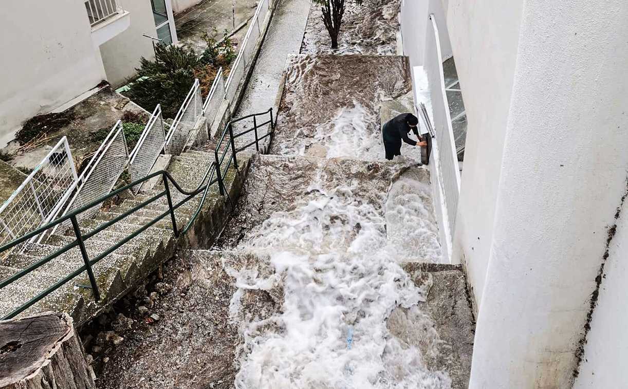 Καβάλα: Δρόμοι μετατράπηκαν σε... ποτάμια! Συνεργεία οπτικών ινών ...