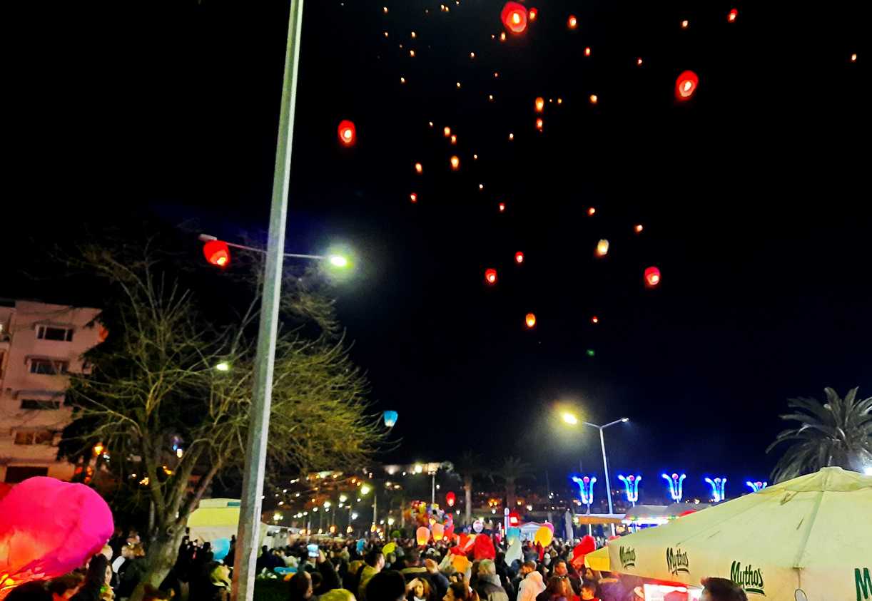 Καβάλα: Πλημμύρισε η παραλία από κόσμο και ο... ουρανός από φαναράκια ...