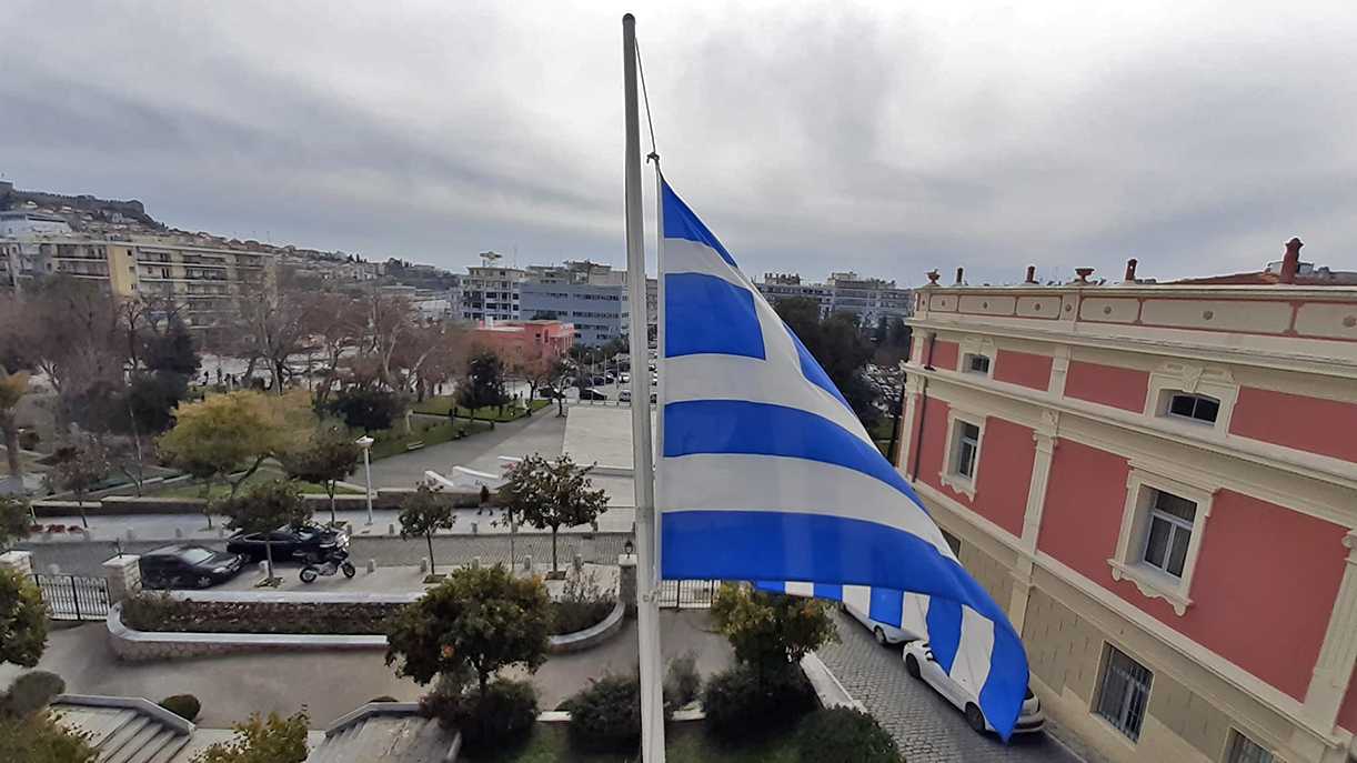 Καβάλα: Μεσίστιες οι σημαίες στο Δημαρχείο Καβάλας και στην πλατεία ...