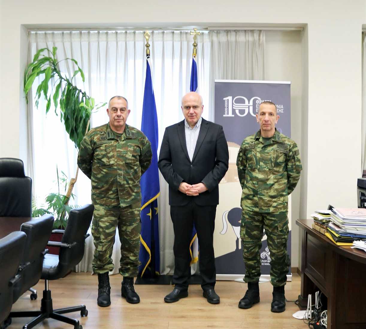 Συνάντηση Μέτιου με το νέο και τον απερχόμενο Διοικητή της 29ης ...