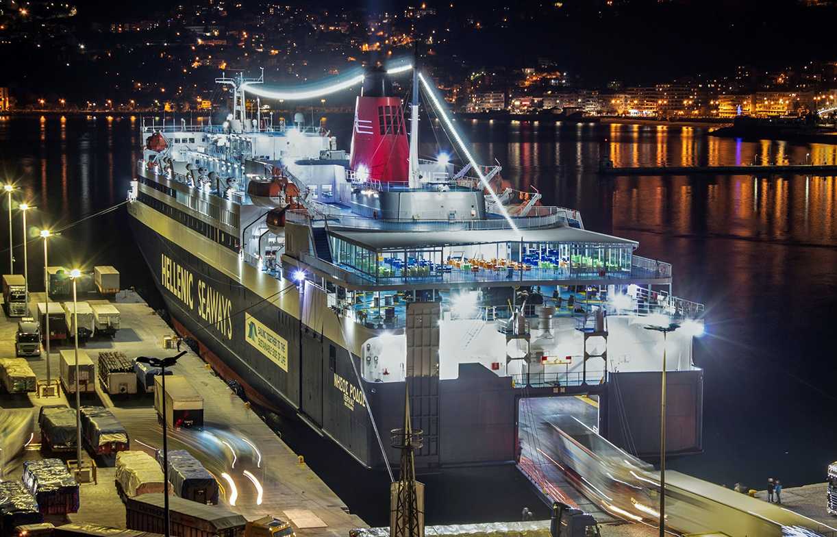 Στο λιμάνι της Καβάλας το θηριώδες ΝΗΣΟΣ ΡΟΔΟΣ. Έπεται ο παρθενικός ...