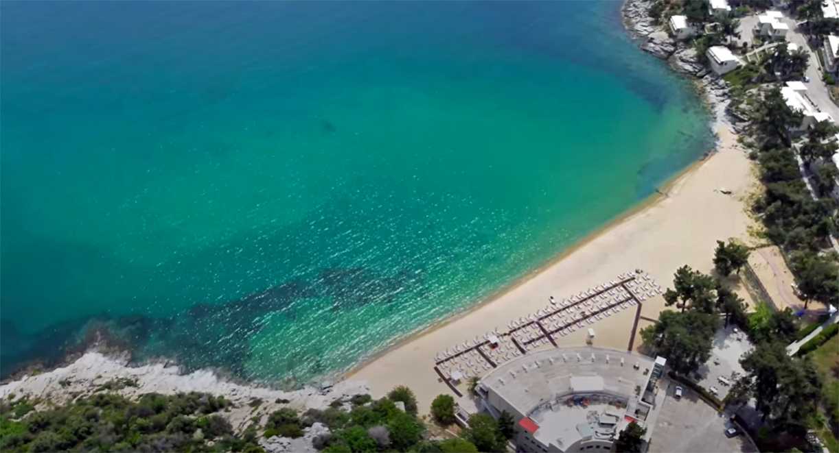 Tosca beach: Μια... εξωτική παραλία με γαλαζοπράσινα νερά δίπλα στην ...