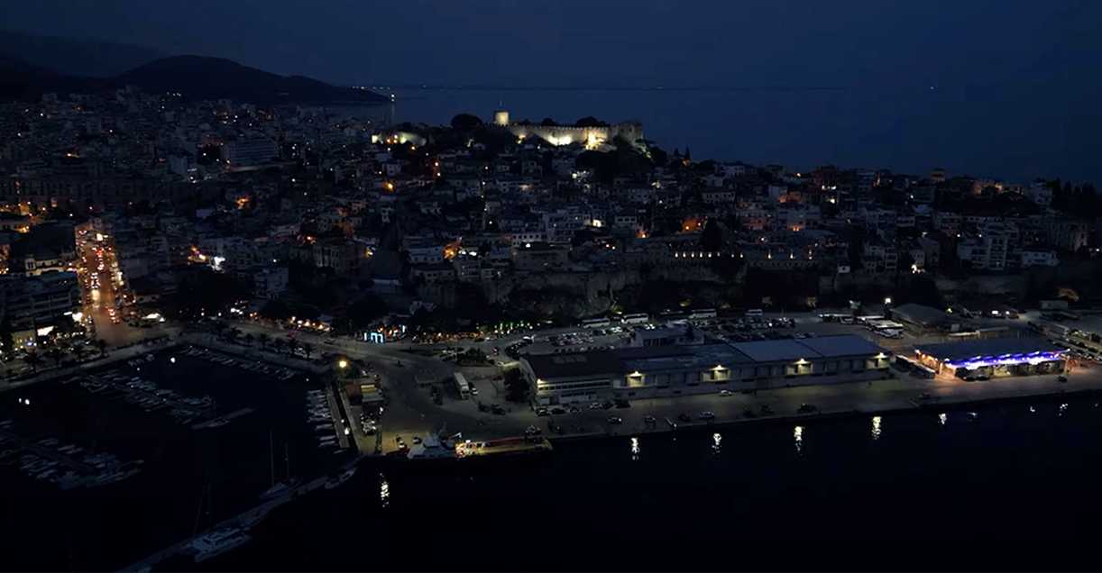 Καβάλα, με θέα στο λιμάνι από ψηλά: Ένα εντυπωσιακό βίντεο με τη φωτισμένη «προμετωπίδα» της ...