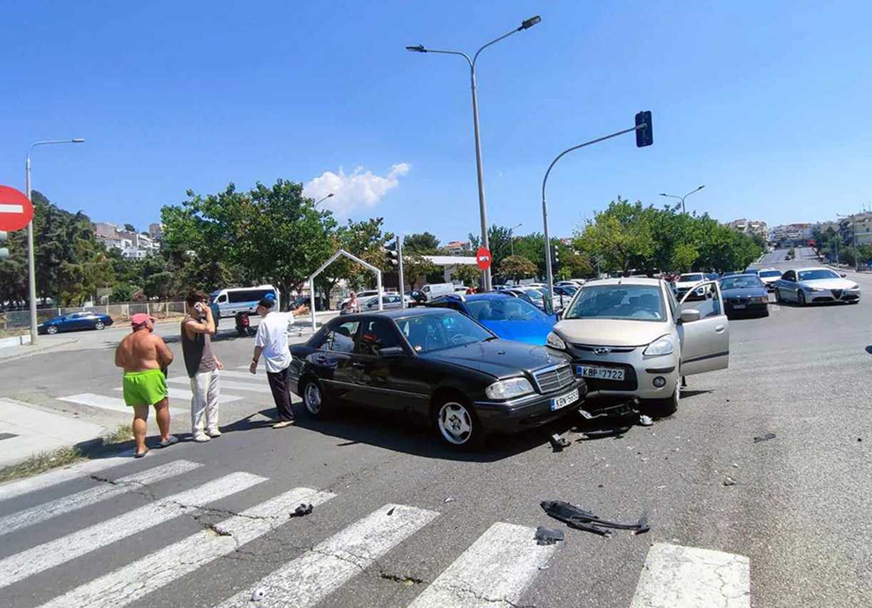 Καβάλα: Τροχαίο ατύχημα με 3 αυτοκίνητα μπροστά στο πάρκινγκ της ...