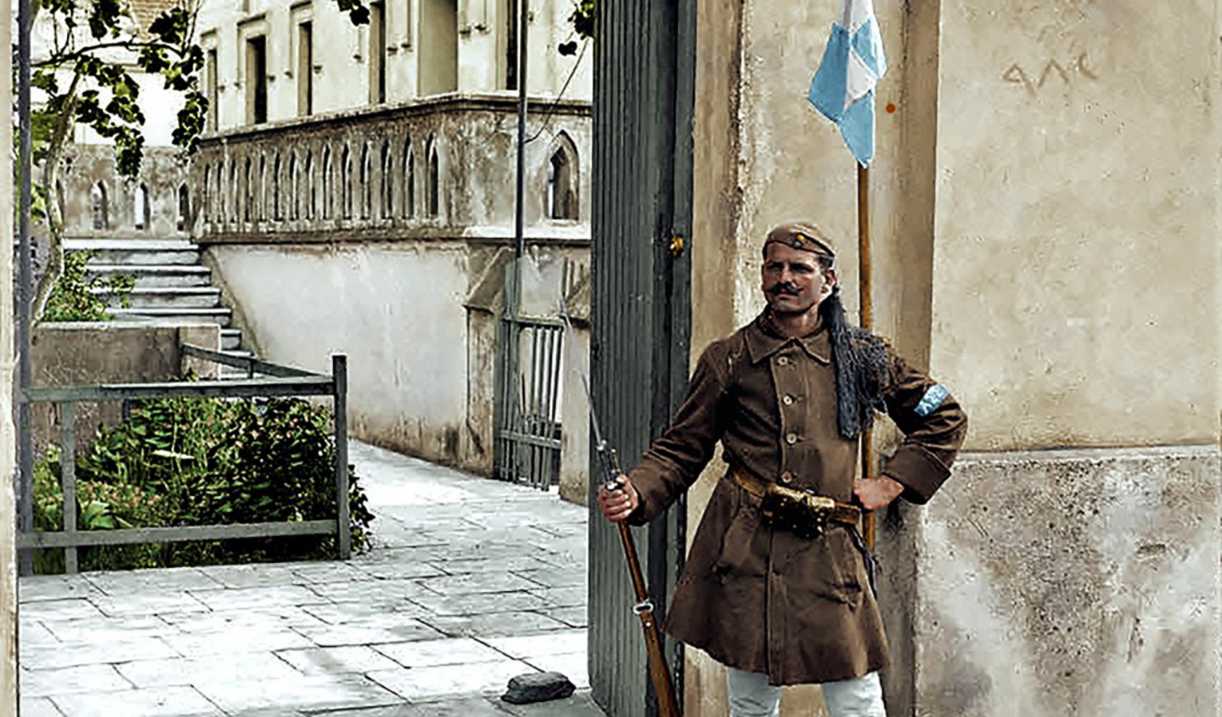 Καβάλα, 1938: Ένας Εύζωνας μπροστά από το (μετέπειτα) Δημαρχείο της ...