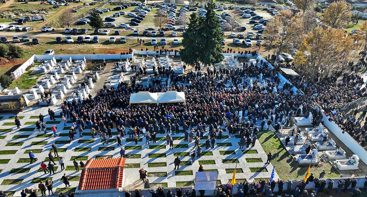 Μια «θάλασσα» θλίψης κατέκλυσε το Κοκκινοχώρι Καβάλας. Χιλιάδες κόσμου ...