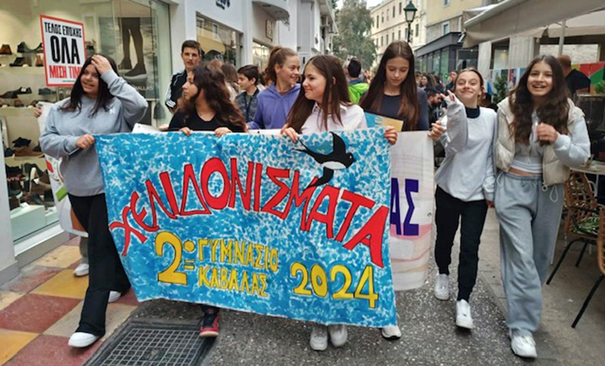 Γέμισε από... «Χελιδονίσματα» η κεντρική πλατεία της Καβάλας ...
