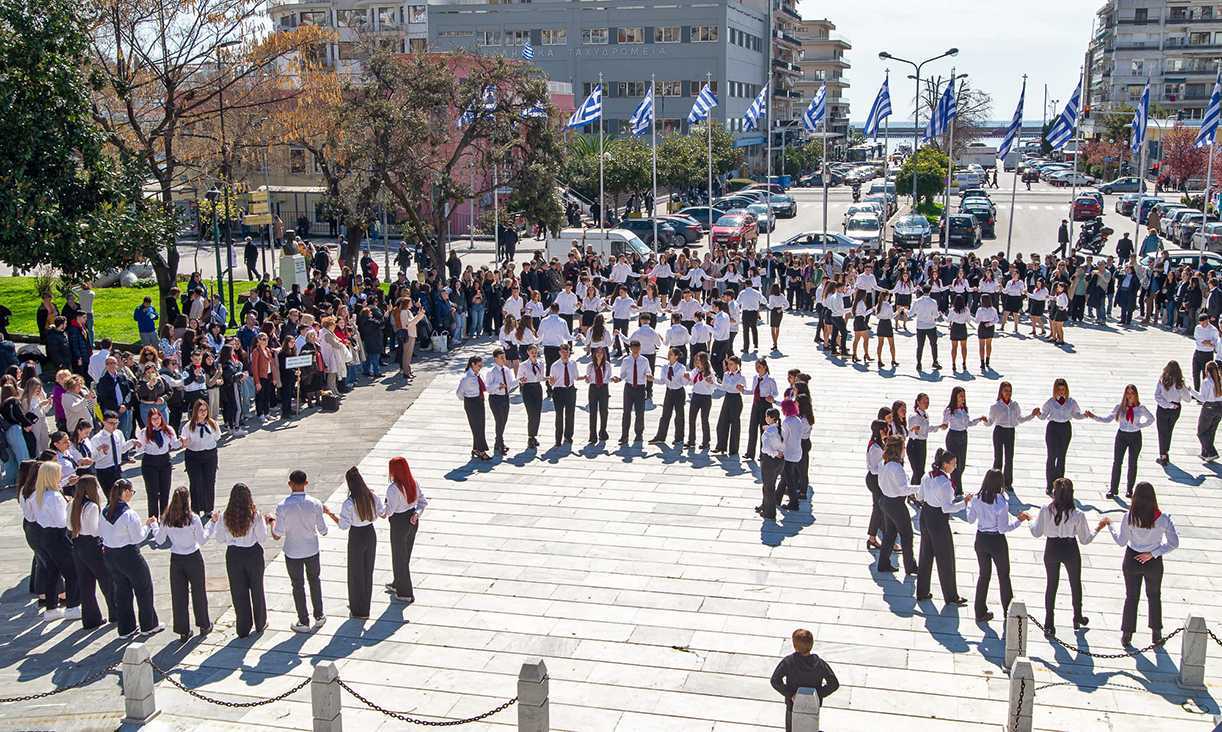 Μαθητές και μαθήτριες της Καβάλας τίμησαν τη μνήμη των Ηρώων της ...