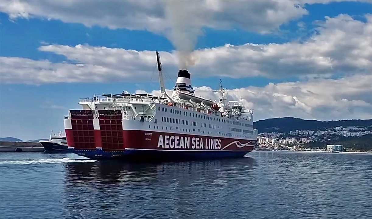 Ο «αποχαιρετισμός» του πλοίου ΑΝΕΜΟΣ στο λιμάνι της Καβάλας [βίντεο ...
