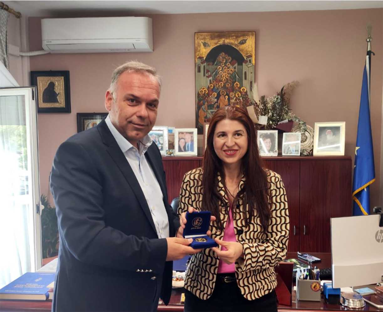 Η βουλευτής Καβάλας Αγγελική Δεληκάρη στον Δήμαρχο της Θάσου - KAVALA POST