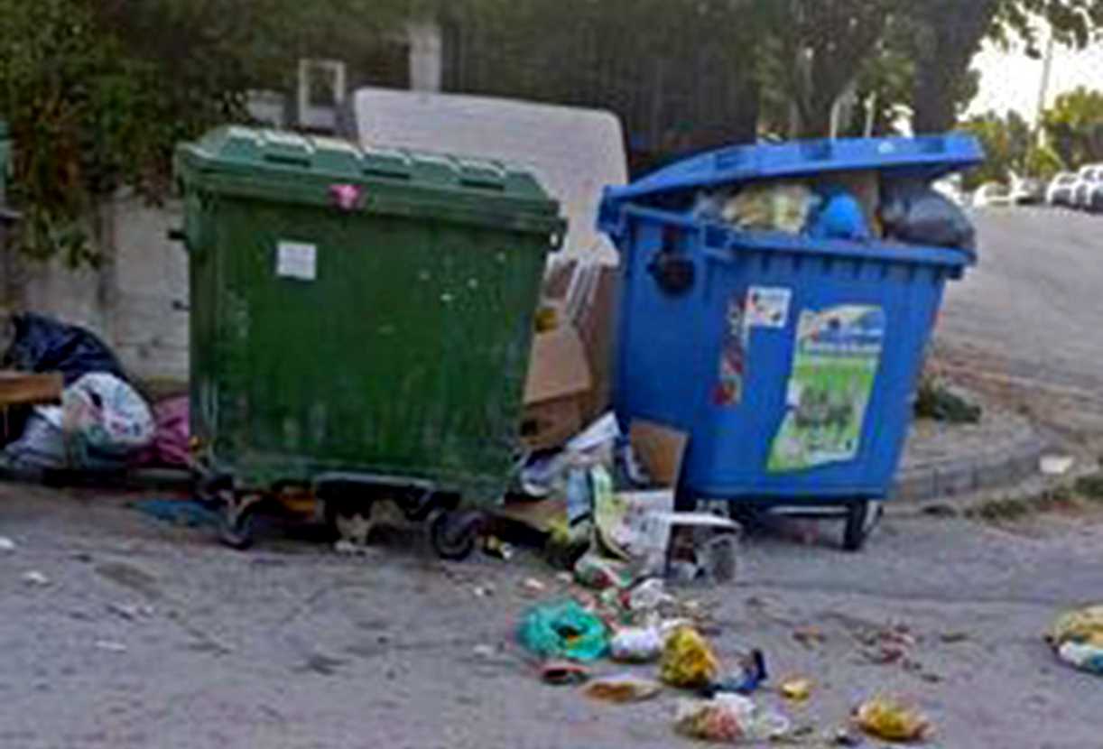 Καβάλα: Ξεχειλισμένοι από σκουπίδια κάδοι ανακύκλωσης στην περιοχή της ...