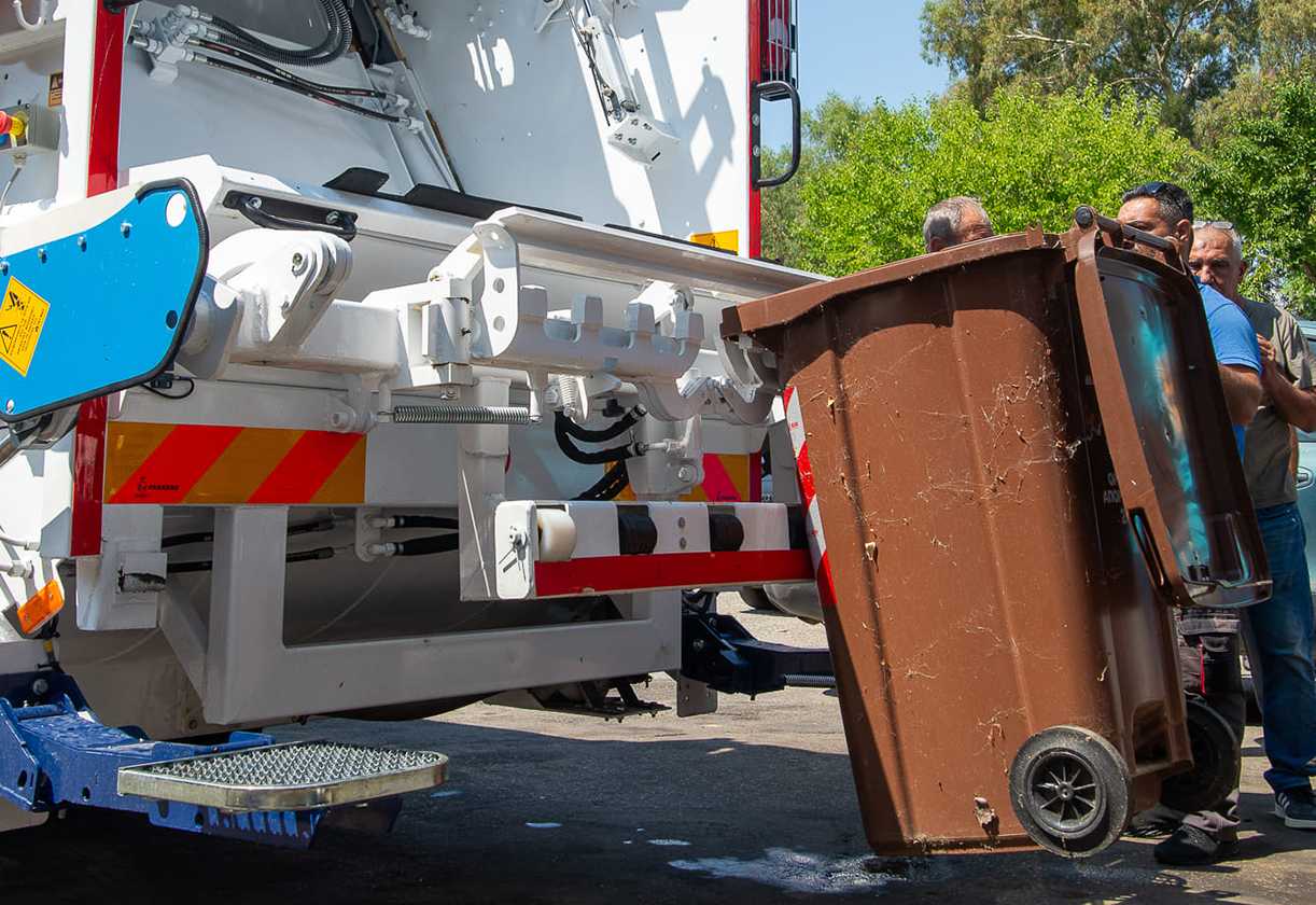 Τα ειδικά απορριμματοφόρα περισυλλογής οργανικών αποβλήτων που ...