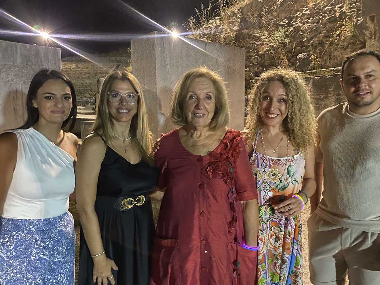 Πολιτιστική Στέγη Κρηνίδων: Ένα τιμητικό «κλειδί» στην Κάρμεν Ρουγγέρη ...