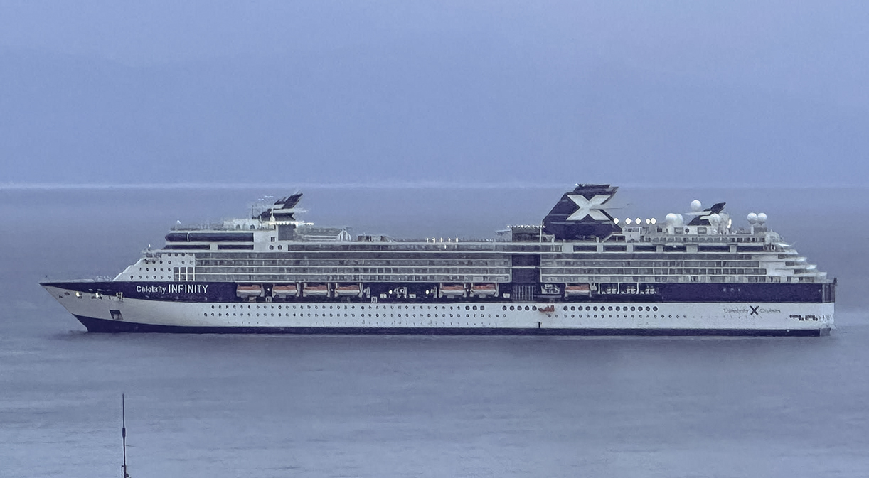 Celebrity Infinity: Το μήκους 300 μέτρων κρουαζιερόπλοιο έξω από το ...