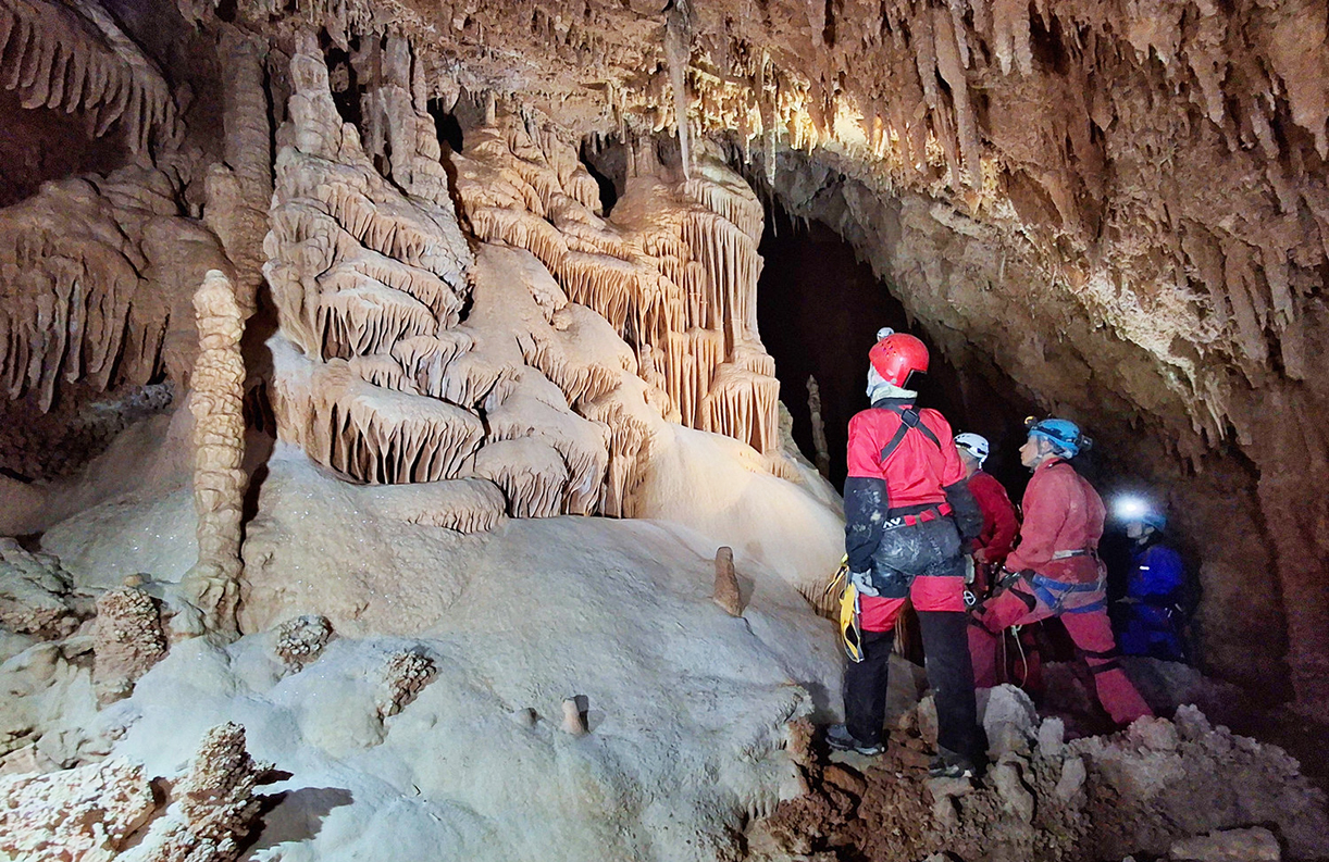 Έξι σπηλαιολόγοι του ΕΟΣ Καβάλας 1933 στο Amorgos Cave Expedition 2025 ...