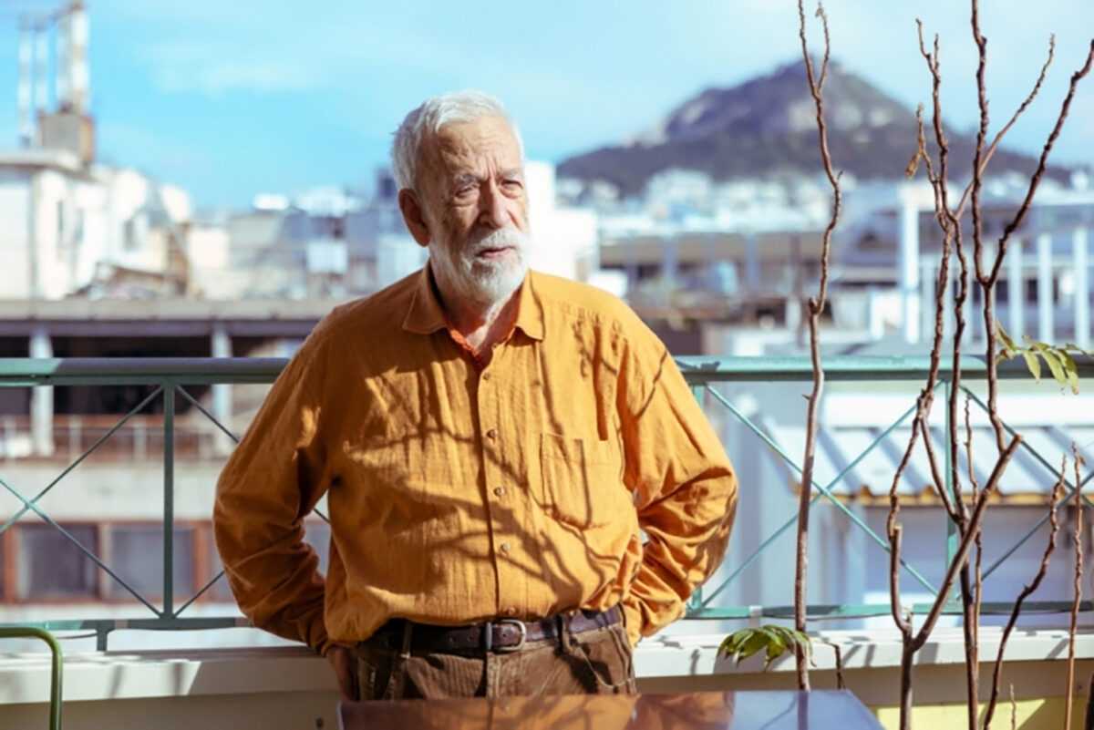 Ο Αργύρης Μπακιρτζής υποδέχεται το 2026 με στίχους που γράφτηκαν στο ...